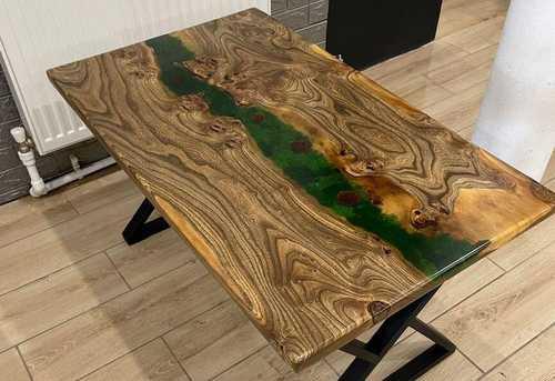 Журнальный стол из дерева и эпоксидной смолы