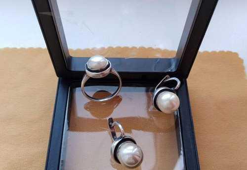 Серебрянные серьги и кольцо с жемчугом