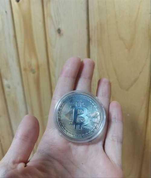 Монета биткоин сувенир
