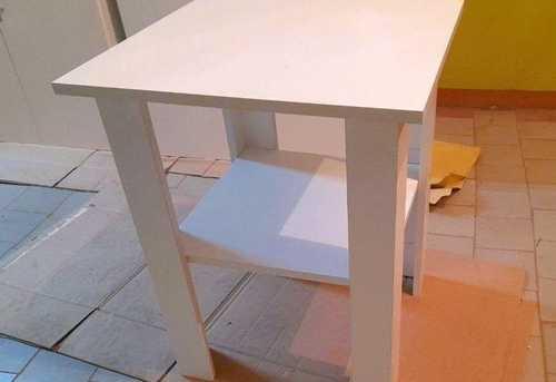 Белый квадратный стол для офиса