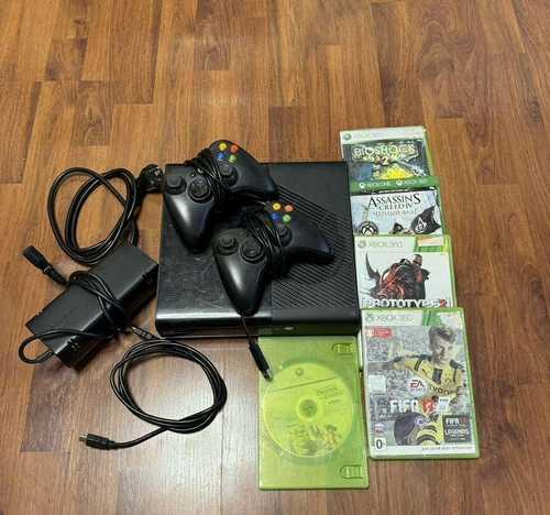 Xbox 360 E 500gb 2 геймпада  игры