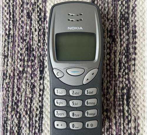 Nokia 3210 с зарядкой на детали