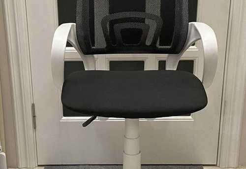 Компьютерное кресло черно-белое