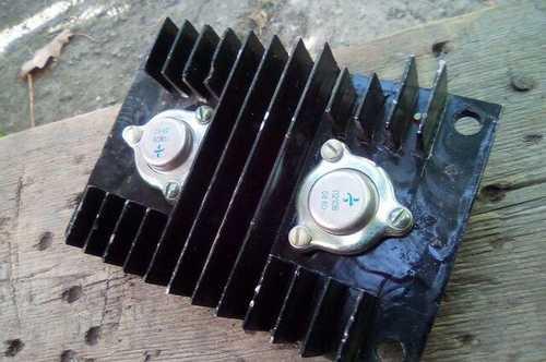 Радиатор с двумя транзисторами