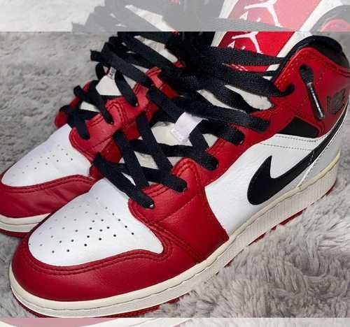 Кроссовки nike air jordan 1 mid chicago