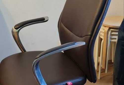 Компьютерное кресло фирмы дэфо