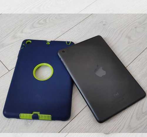 Apple iPad mini с защитным чехлом