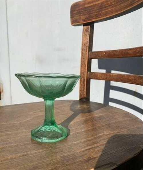 Старинная вазочка-креманка зелёного стекла