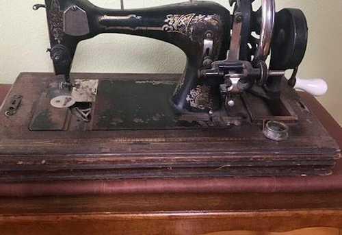 Старинная швейная машина для интерьера