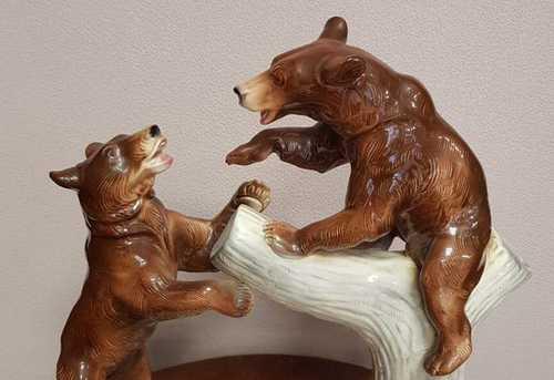 Статуэтка "Медведи играющиеся на дереве" ГДР