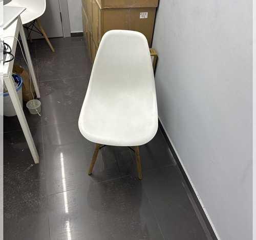 Стул eames в хорошем состоянии