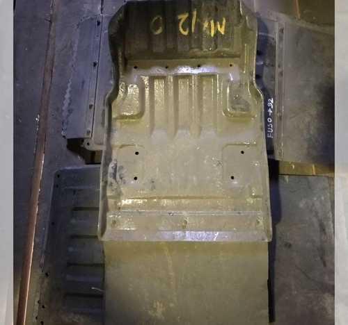 Подкрылок L Nissan Diesel MK120