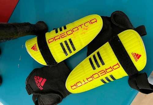 Щитки на ноги детские футбольные Adidas Predator