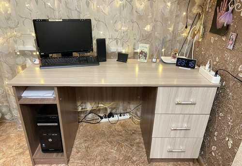 Письменный компьютерный стол