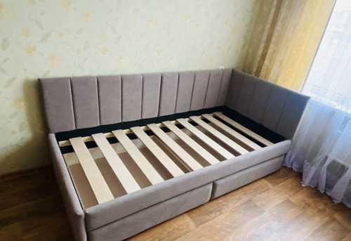 Кровать для ребенка подростка мягкая