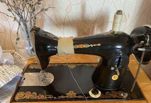 Ножная швейная машинка СССР