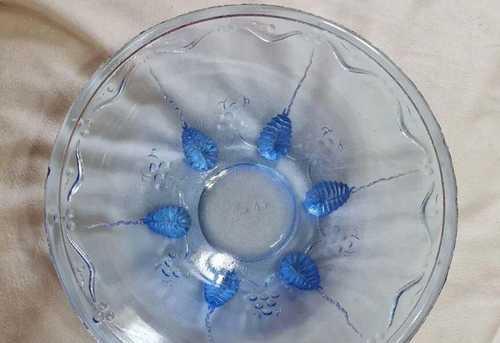 Тарелка из цветного синего стекла