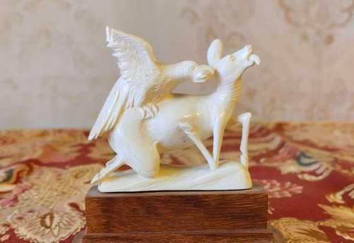 Скульптура 'Орёл и лань', кость, Индия