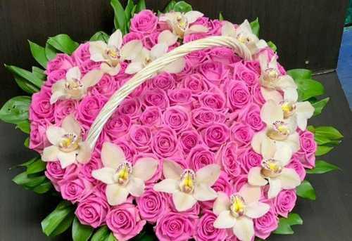 Корзина-шляпа из роз и кустовых хризантем
