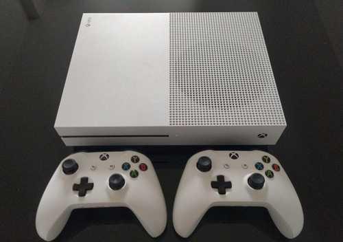 Xbox One S 1000Gb + 2 геймпада