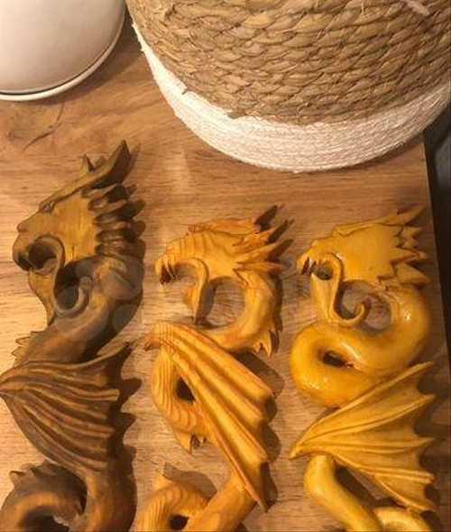 Фигуры драконов из дерева