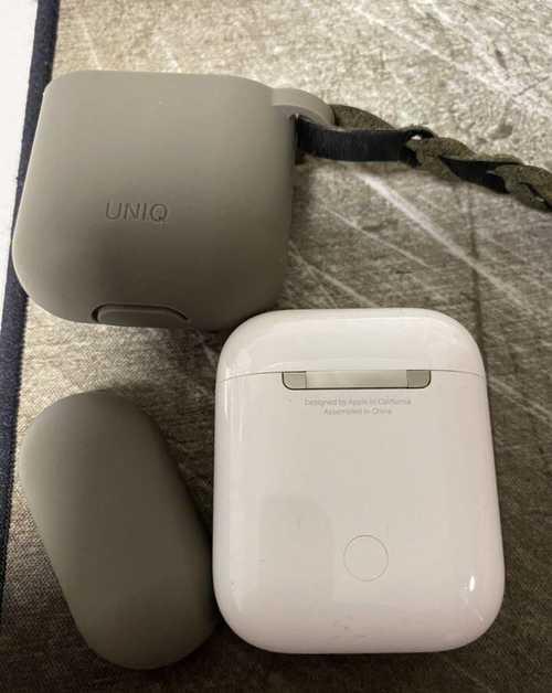 Apple AirPods 2 w/Charging Case
