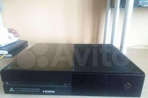 Xbox One с геймпадом