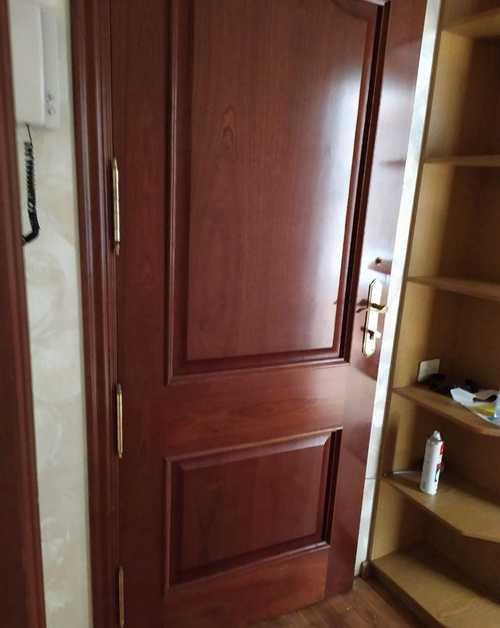 Дверь из массива красного дерева+ замок cisa