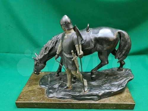Бронзовая статуэтка воина с лошадью 19в