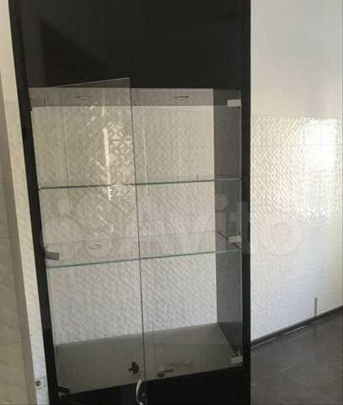 Шкаф деревянный со стеклянными дверцами