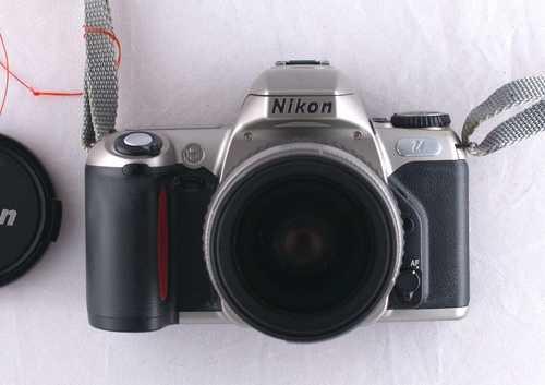 Комплект зеркальная камера Nikon с объективом