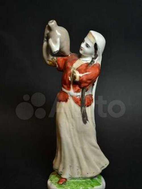 Фарфоровая статуэтка Девушка с кувшином