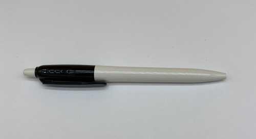 Шариковая ручка автоматическая черно-белая