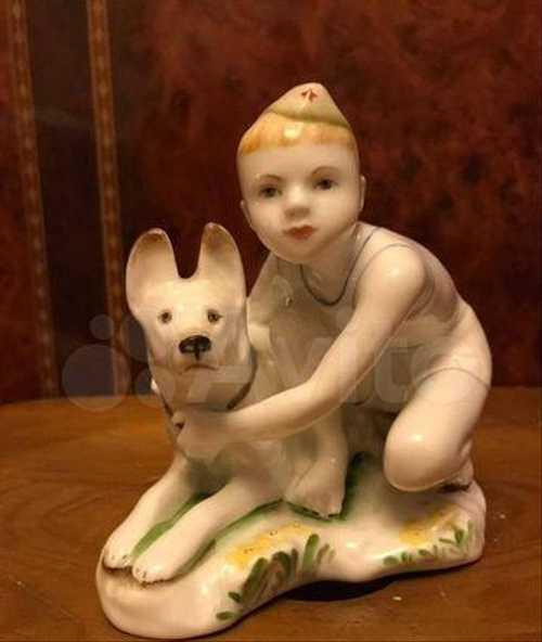 Статуэтка лфз и Дулево "Мальчик с собакой"