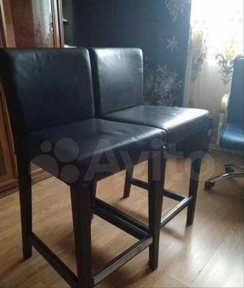 Черные кожаные барные стулья