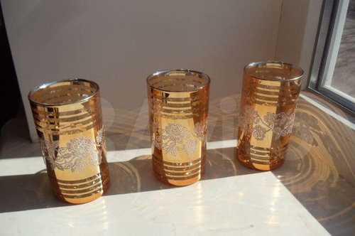 Тонкие стаканы с золотым орнаментом. Япония