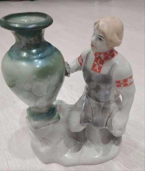 Фарфоровая статуэтка Данила Мастер с вазой