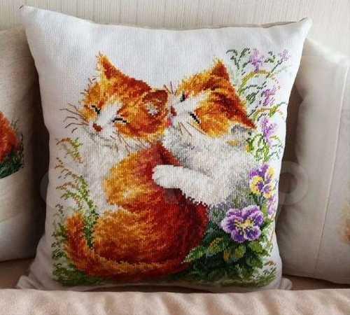 Декоративные подушки с вышивкой коты