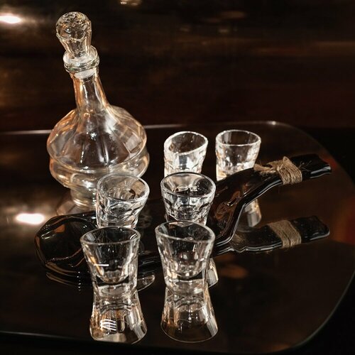 Подарочный набор - шесть стопок с гранями, круглый графин, блюдо (менажница) из коричневой винной бутылки серии Хмельное стекло