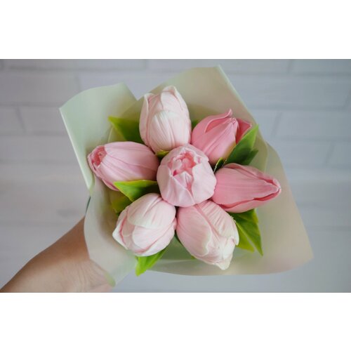 Букет тюльпанов из мыла с цветочным ароматом в упаковочной бумаге ручной работы "Тюльпаны" от бренда Пташкины творения