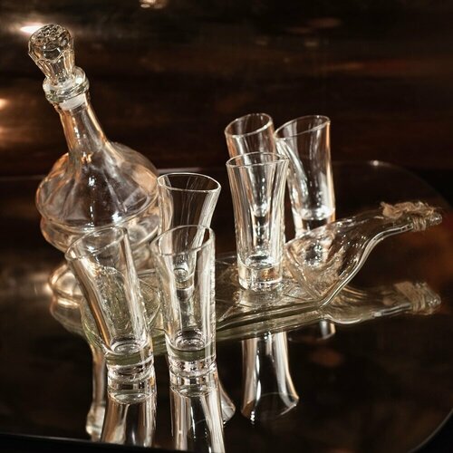 Подарочный набор - шесть стопок (шоты), круглый графин, блюдо (менажница) из прозрачной винной бутылки серии Хмельное стекло