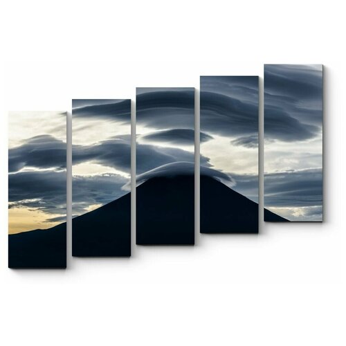 Модульная картина Линейные облака над горой 90x63