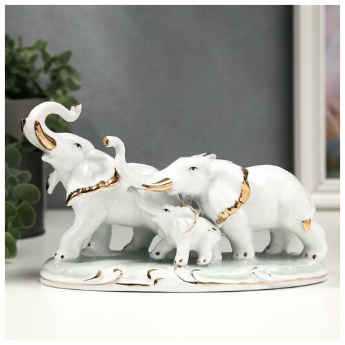 SUI Сувенир керамика "Семейство слонов" белый с золотом 21,5 см