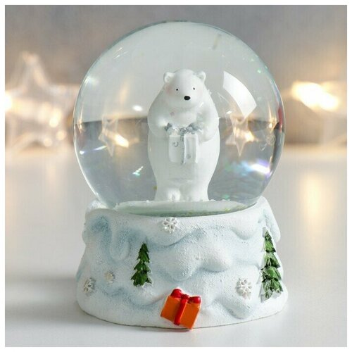 Стеклянный шар "Белый мишка с подарком" белый с серебром 7х6,7х8,8 см