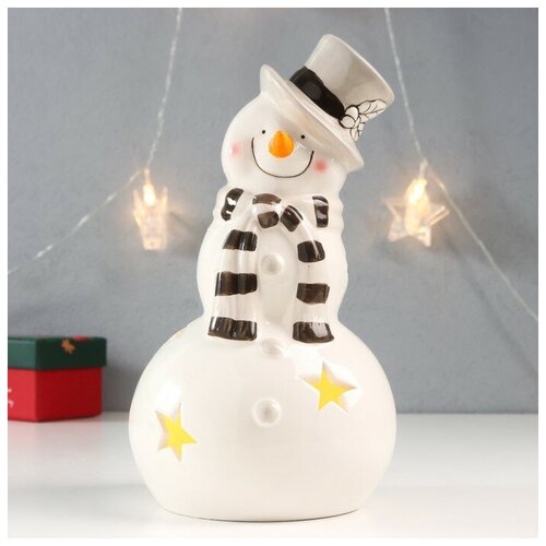 Сувенир керамика свет Снеговик в бежевом цилиндре и полосатом шарфе 22х12,5х12,5 см