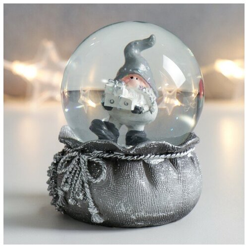 Сувенир полистоун водяной шар "Дед Морозик с подарками" серебро 7х6,7х8,8 см