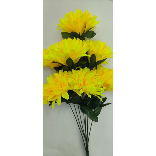 Искусственная хризантема желтая, высотой 70 см имеет 7 бутонов по 17 см