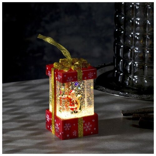 Luazon Lighting Светодиодная фигура «Дед Мороз в красном подарке» 6.3 × 11.5 × 6.3 см, пластик, блёстки, батарейки АААх3 (не в комплекте), свечение тёплое белое