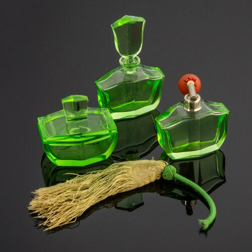Парфюмерный набор зеленого цвета (шкатулка и два флакона для духов), стекло