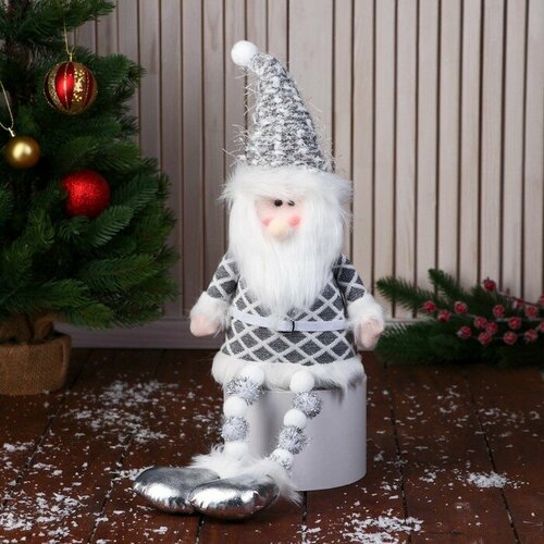 Зимнее волшебство Мягкая игрушка "Дед Мороз в костюме с ремешком, ножки-бусинки" 15х39 см, серый